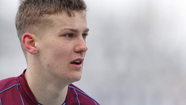 Ryan Yates: Nottingham Forest midfielder signs new contract - BBC Sport