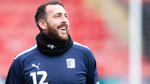 Josh Lillis: Barrow player-coach signs new one-year deal - BBC Sport