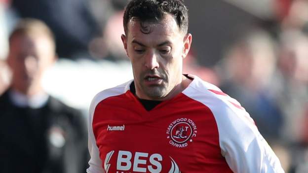 Ross Wallace: Midfielder agrees new Fleetwood Town contract - BBC Sport