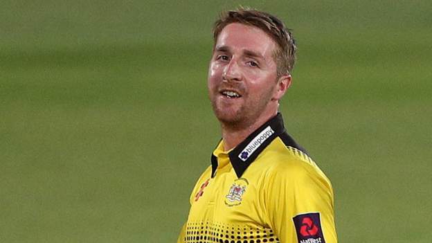 Tom Smith: Gloucestershire spinner signs new two-year contract - BBC Sport