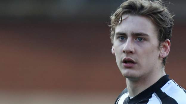 Elliott Hewitt: Mansfield Town sign Grimsby Town defender - BBC Sport