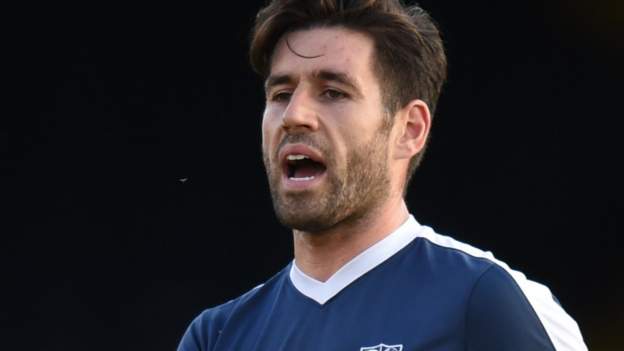 Michael Timlin: Stevenage sign long-serving Southend midfielder - BBC Sport