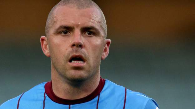 Stephen Dawson: Bury re-sign midfielder from Scunthorpe United - BBC Sport
