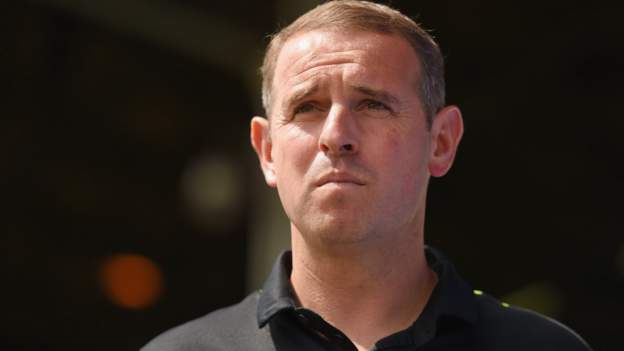 Dave Robertson: Peterborough boss aided by Marines background - BBC Sport