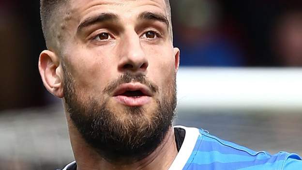 Max Ehmer: Gillingham centre-back signs new two-year contract - BBC Sport