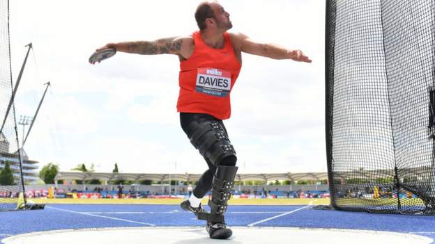 Aled Sion Davies: Paralympian sets new discus world record - BBC Sport