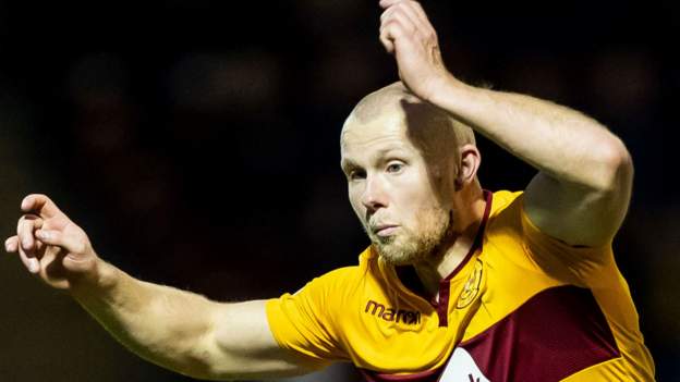 Curtis Main: Aberdeen sign striker after Motherwell departure - BBC Sport