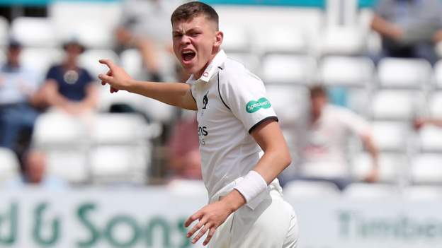 Henry Brookes: Warwickshire pace bowler agrees contract extension - BBC ...