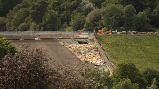 Whaley Bridge: Sixth day of evacuation - BBC News