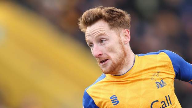 Stephen Quinn: Veteran midfielder signs new Mansfield Town contract ...