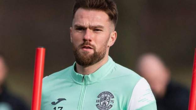 Michael Devlin joins Hibernian on short-term deal - BBC Sport