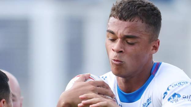 Corey Hall: Wakefield Trinity centre signs new two-year deal - BBC Sport