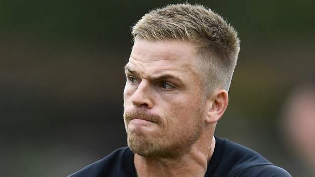 Gareth Anscombe: Wales fly-half signs new one-year Ospreys deal - BBC Sport