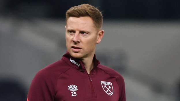 David Martin: Keeper returns to MK Dons as player-coach - BBC Sport