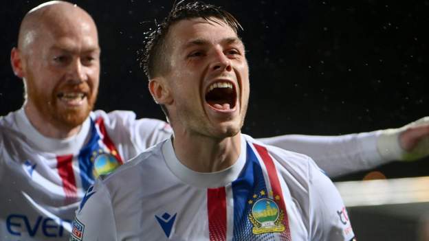 Irish Premiership: Linfield move top of the table with narrow win ...