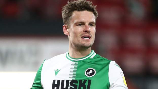 Matt Smith: Millwall striker signs new one-year contract - BBC Sport