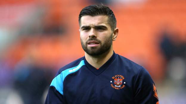 Elliot Lee: Luton Town sign Barnsley forward on two-year deal - BBC Sport