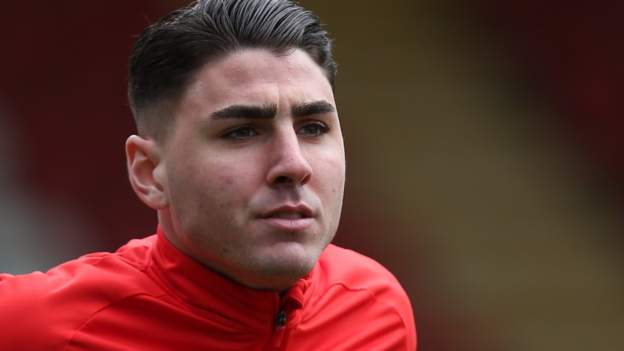 Daniel Happe: Defender pens new Leyton Orient contract - BBC Sport