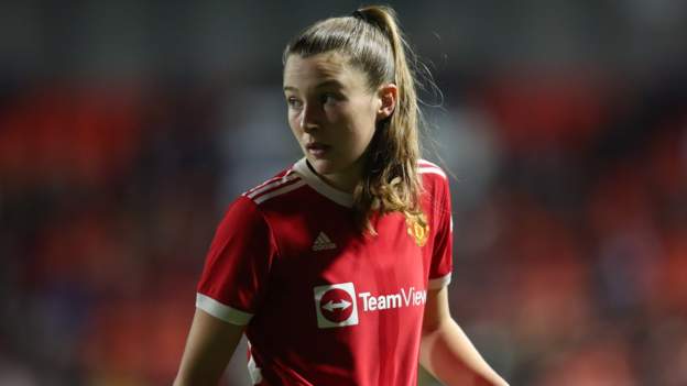 Carrie Jones: Manchester United midfielder joins Leicester on loan ...