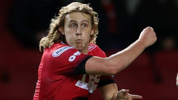 Ben Burnell: Jersey Reds sign Cardiff fly-half - BBC Sport