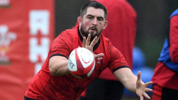 Wyn Jones: Wales prop signs new deal at Scarlets - BBC Sport