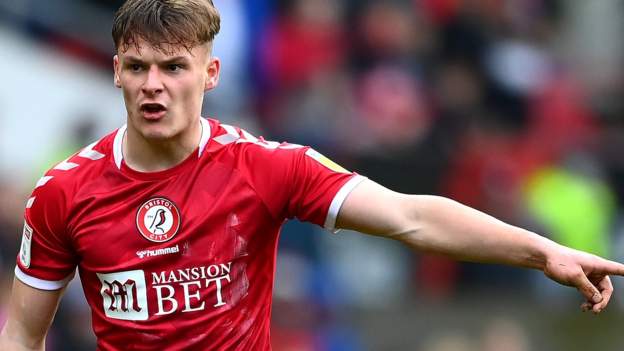 Cameron Pring: Bristol City full-back extends contract until 2024 - BBC ...