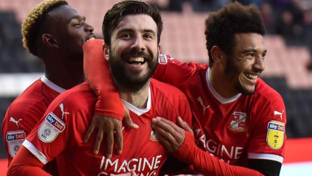 Michael Doughty: Swindon Town midfielder extends contract - BBC Sport