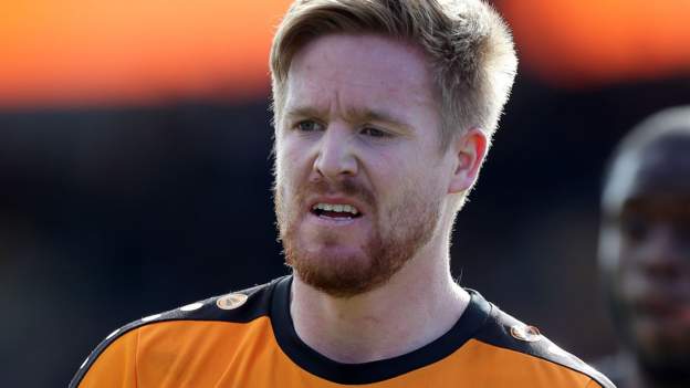 Michael Gash: Barnet striker suffers serious knee injury - BBC Sport