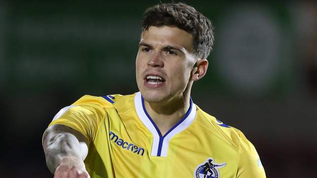 Tom Broadbent: Swindon Town sign Bristol Rovers defender - BBC Sport