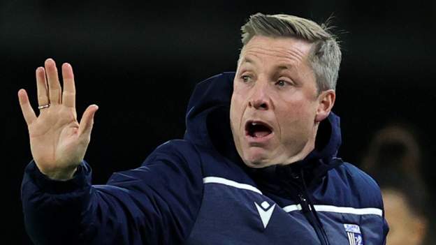 Neil Harris: Gillingham boss fears complacency in squad - BBC Sport