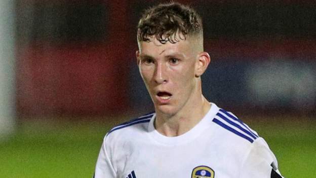 Charlie Allen: Leeds United forward pens professional deal - BBC Sport