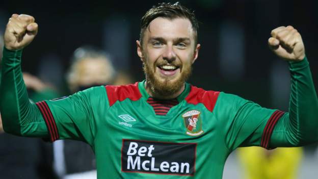 Robbie McDaid: Irish Cup hero signs new Glentoran deal - BBC Sport