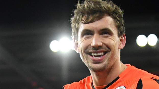 Sam Walker: Blackpool sign Reading goalkeeper on emergency loan - BBC Sport