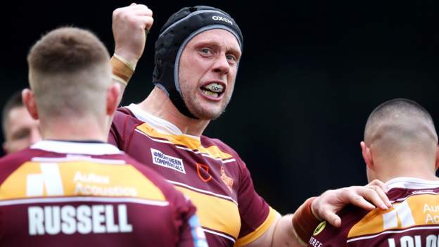 Chris Hill: Huddersfield Giants prop signs new two-year deal - BBC Sport