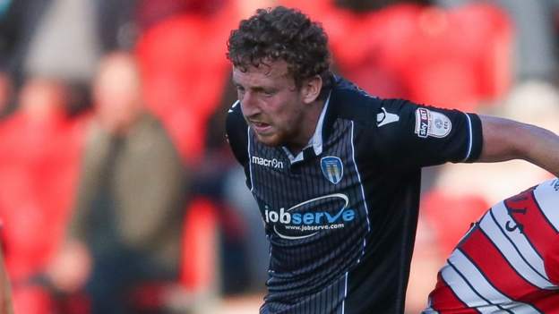 Tom Eastman: Colchester United defender signs new contract - BBC Sport