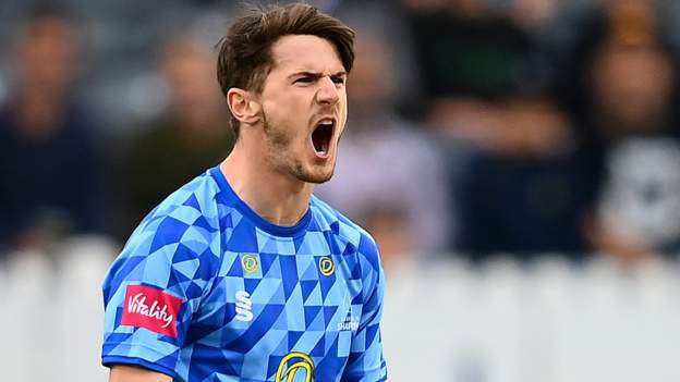 George Garton: Sussex all-rounder agrees IPL deal - BBC Sport