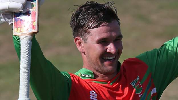 Nick Welch: Leicestershire batter signs new contract - BBC Sport