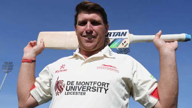 Mark Cosgrove: Leicestershire club captain signs new deal - BBC Sport