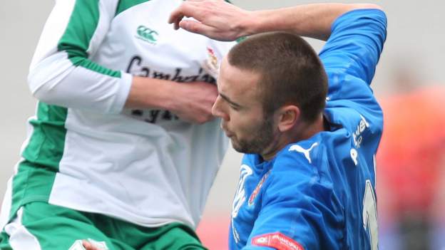 Sion Edwards: Veteran winger leaves Bangor City - BBC Sport