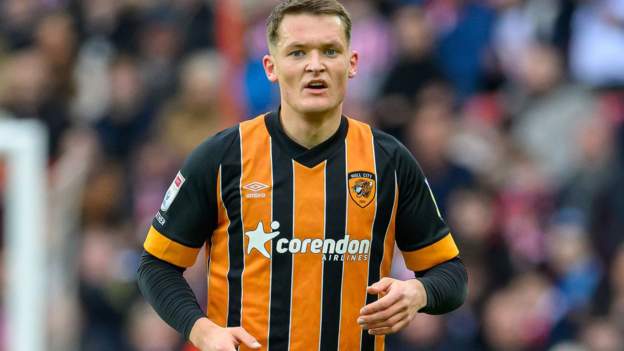 Sean McLoughlin: Hull City defender signs new three-year deal - BBC Sport
