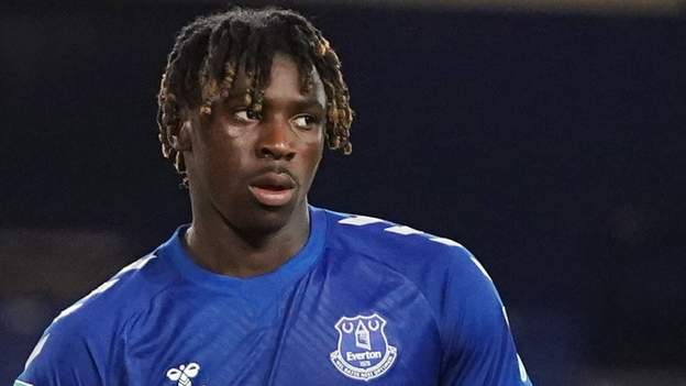 Everton striker Moise Kean completes PSG loan move - BBC Sport