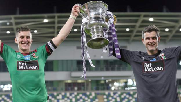 Glentoran: Club stalwarts Marcus Kane and Elliott Morris pen ...