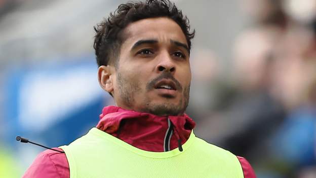 Kyle Naughton: Veteran defender signs new Swansea City contract - BBC Sport