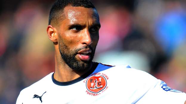 Nathan Pond: Fleetwood Town defender signs new contract - BBC Sport
