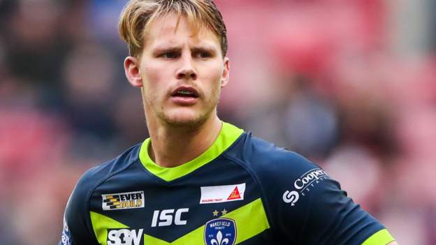 Jacob Miller: Wakefield Trinity half-back extends contract - BBC Sport