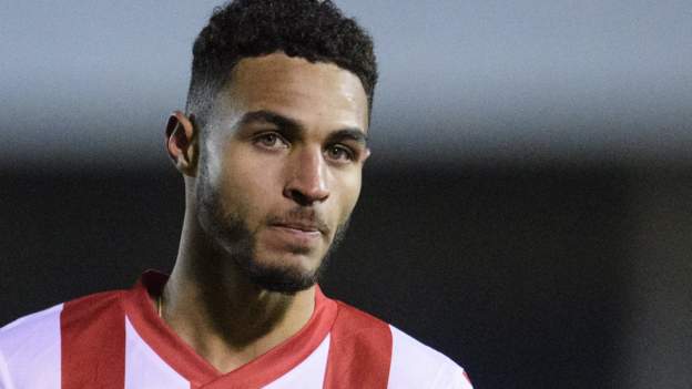 Max Melbourne: Morecambe sign ex-Lincoln City defender - BBC Sport