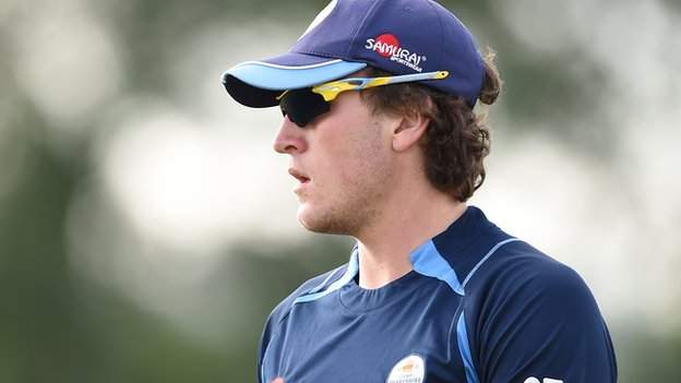 Derbyshire: Tom Knight and Harry White sign new contracts - BBC Sport
