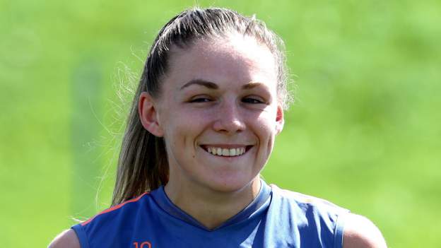 Kirsty Hanson: Aston Villa sign Man Utd forward on season-long loan ...