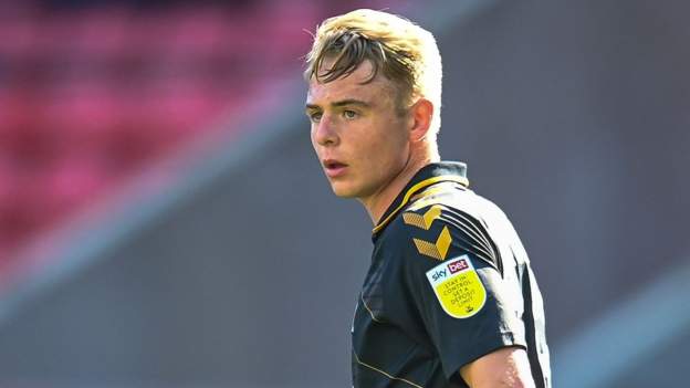 Liam Bennett: Cambridge reward young defender with new two-year ...