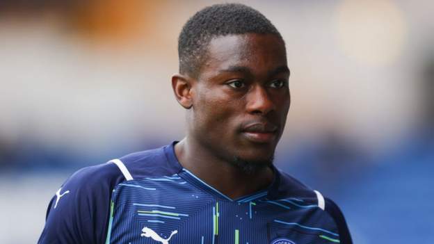 Stockport County 5-0 Wrexham: Olaofe gives Stockport big win - BBC Sport
